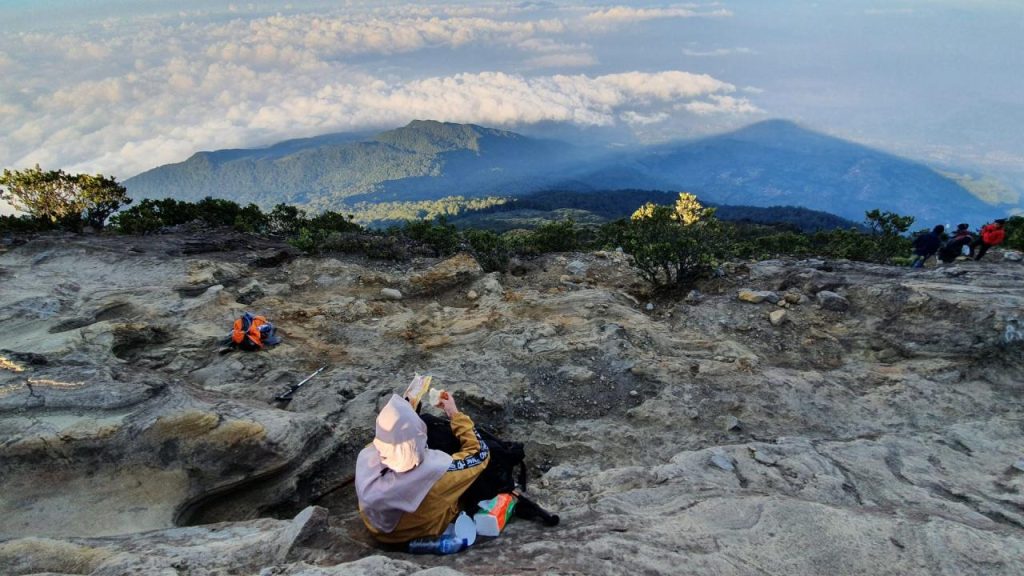 Perbandingan Jalur Pendakian Gunung Ciremai - Mountnesia